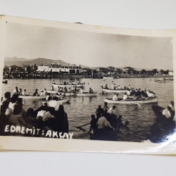 1958 EDREMİT AKÇAY BAYRAM KUTLAMALARI ORİJİNAL FOTOĞRAF - Bayrak Müzayede