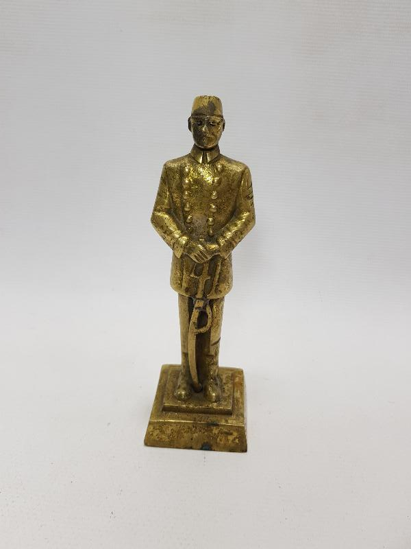 KARA HARP OKULU MEZUNU GENÇ SUBAY MUSTAFA KEMAL ATATÜRK HEYKEL - Bayrak ... KARA HARP OKULU MEZUNU GENÇ SUBAY MUSTAFA KEMAL ATATÜRK HEYKEL - Bayrak ...