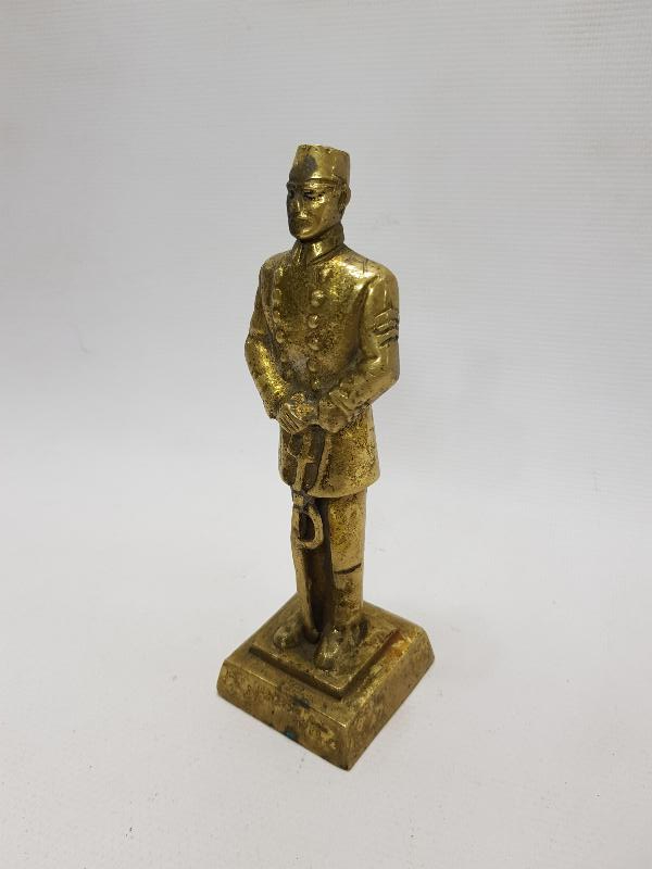 KARA HARP OKULU MEZUNU GENÇ SUBAY MUSTAFA KEMAL ATATÜRK HEYKEL - Bayrak ... KARA HARP OKULU MEZUNU GENÇ SUBAY MUSTAFA KEMAL ATATÜRK HEYKEL - Bayrak ...